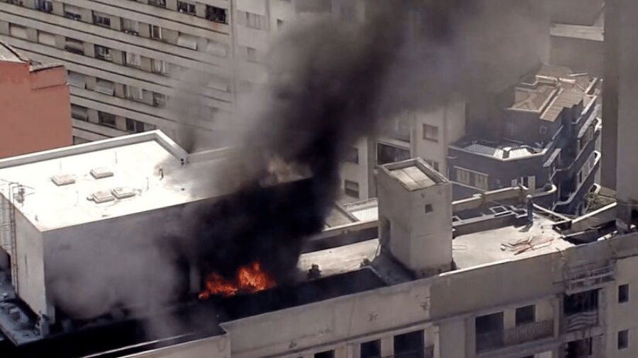 Incêndio atinge cobertura de prédio em construção no centro de SP