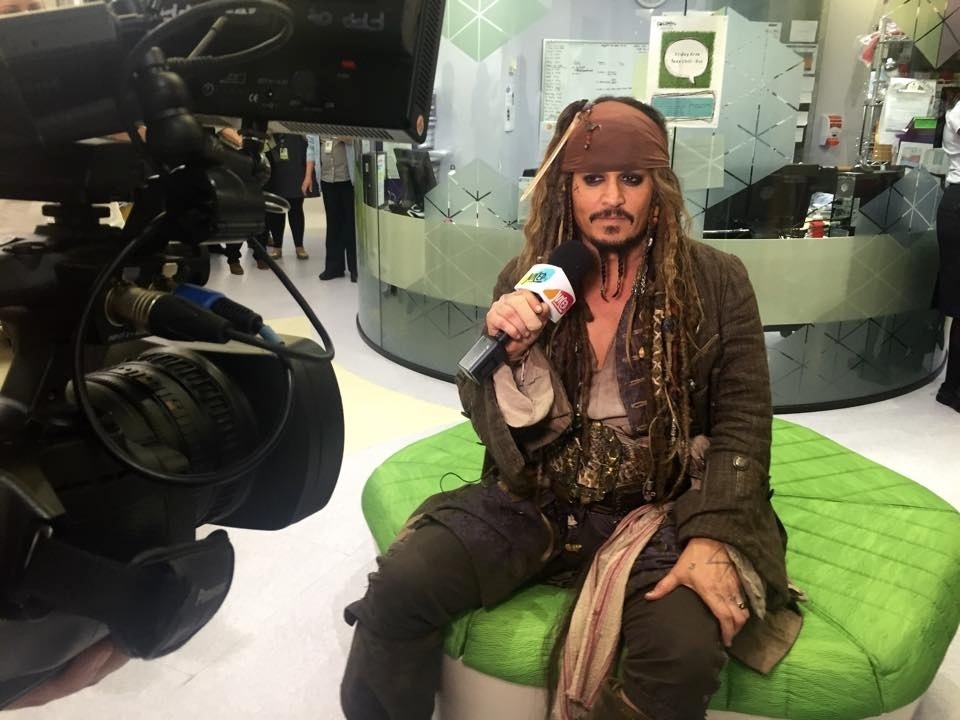 Fotos: Johnny Depp visita hospital infantil vestido de Jack Sparrow ...