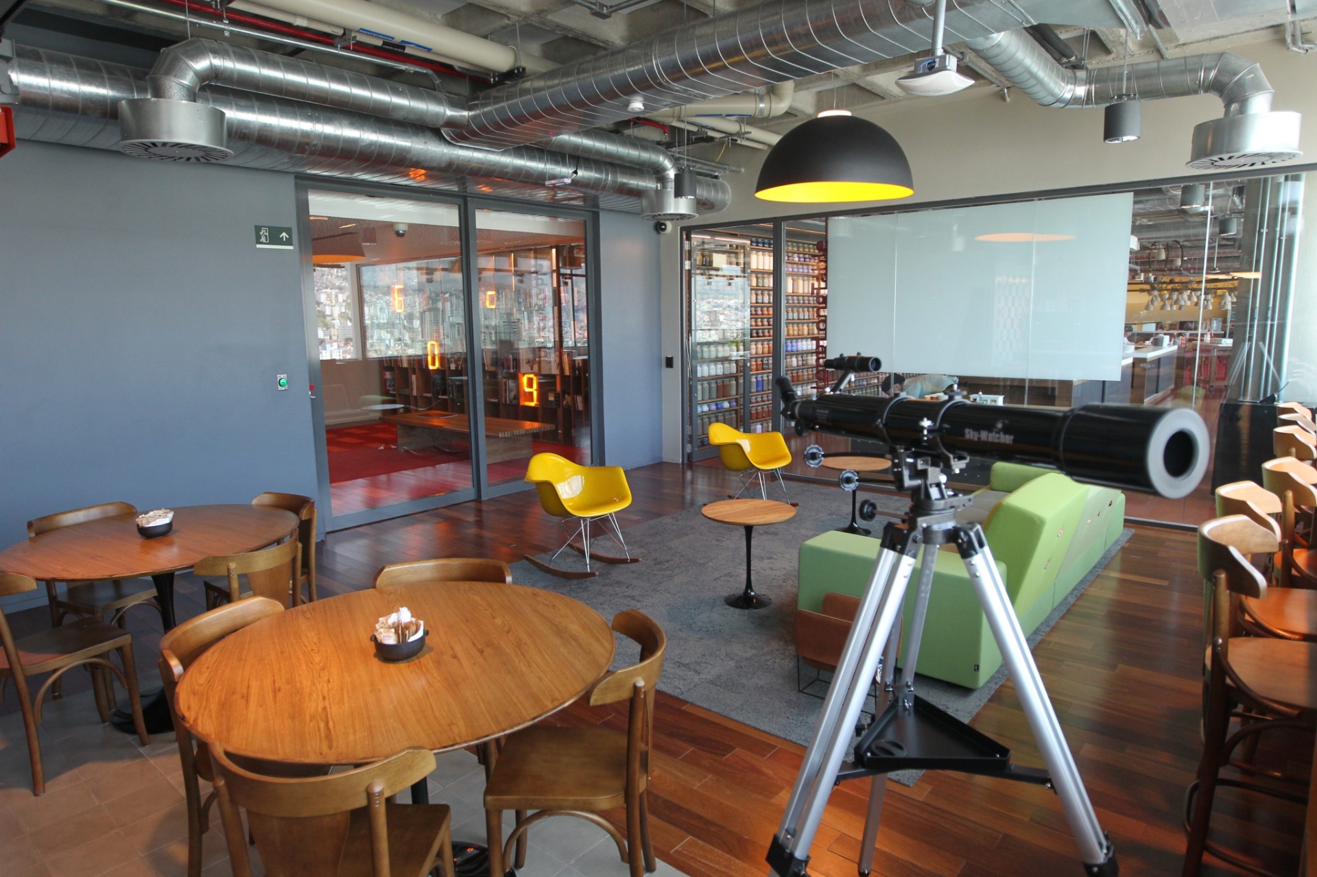 Fotos: Com estúdio de música, salão de beleza e de jogos, Google abre ...