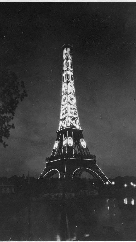 Pendurando lâmpadas na Torre Eiffel, Citroën também inovou na ...