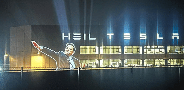 Ativistas projetam Musk fazendo gesto nazista em fábrica da Tesla