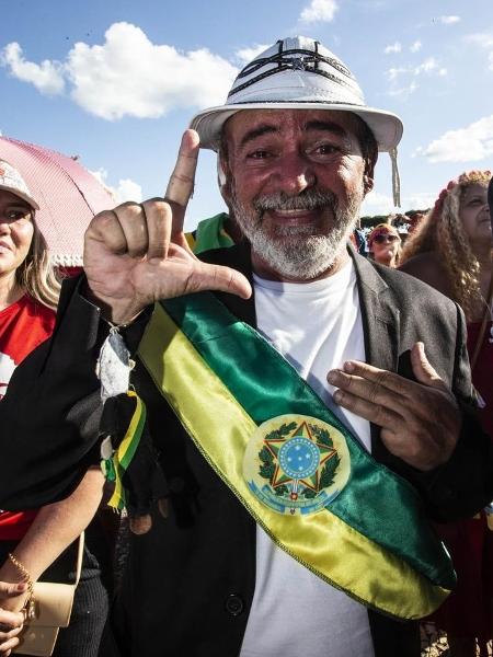 Sósia de Lula viaja um dia e meio para posse e faz sucesso com público