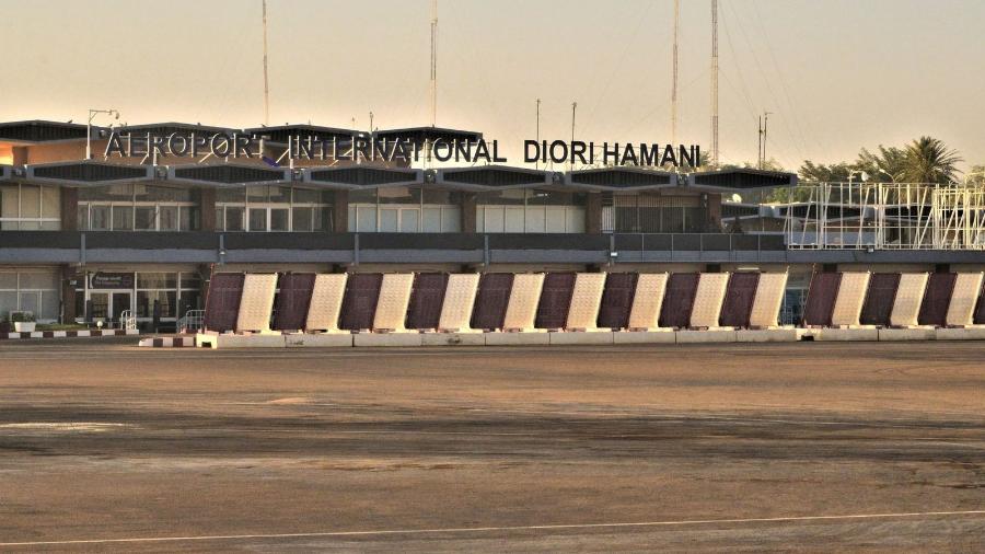 Ataque armado ao maior aeroporto do Níger deixa ao menos 35 mortos