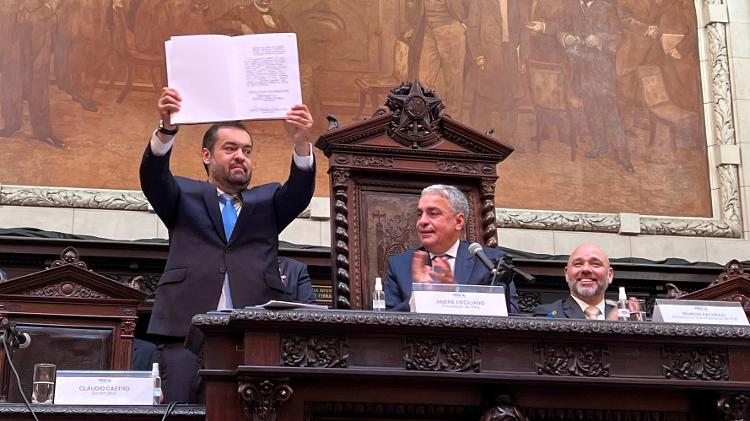 RJ: Castro toma posse, ouve crítica a Bolsonaro e se diz alvo de ...