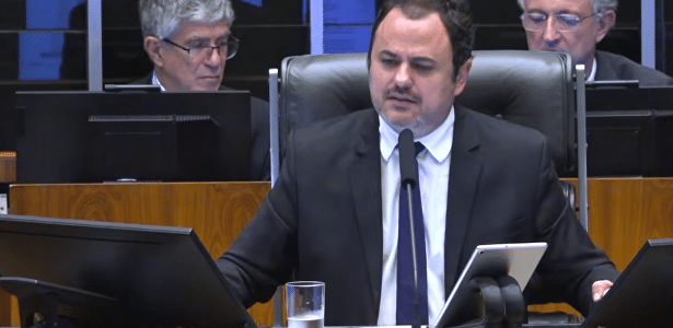 Câmara cortou transmissão antes de Glauber ser tirado à força do plenário