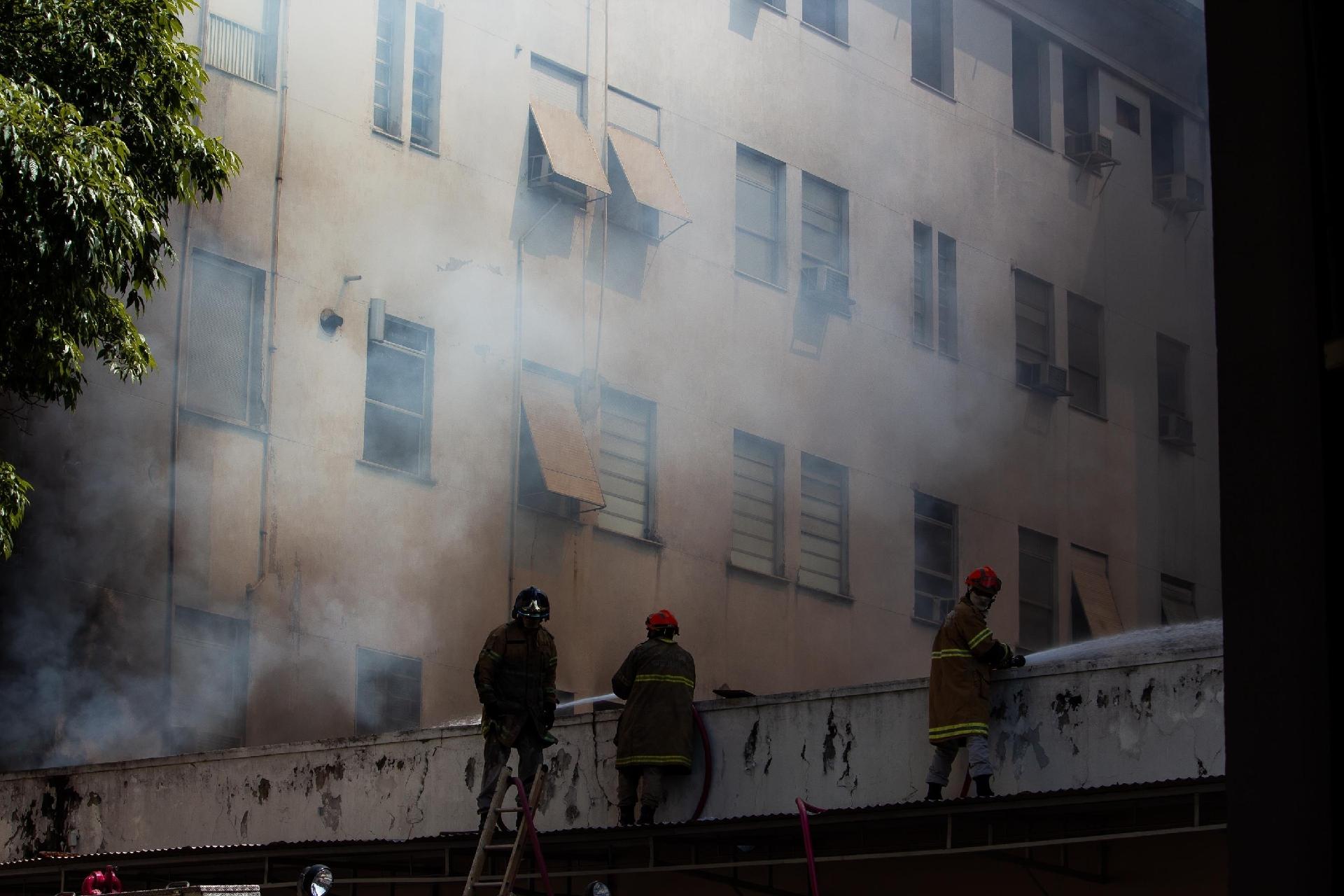 Incêndio atinge hospital em Bonsucesso, zona norte do Rio de Janeiro