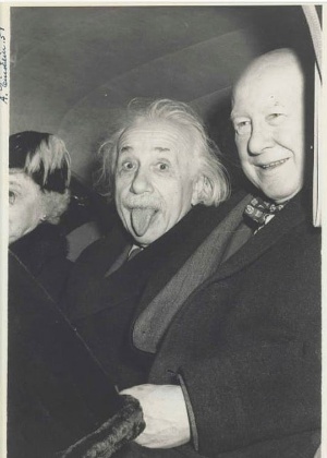 A história por trás da icônica foto de Albert Einstein com a língua de ...