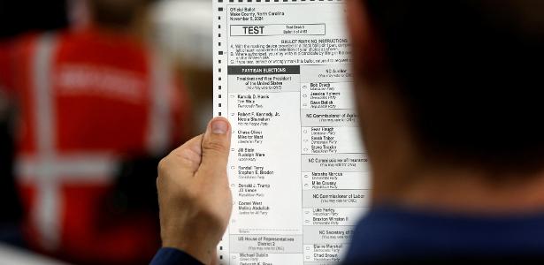 Quem são as pessoas que contam as cédulas de papel na eleição dos EUA