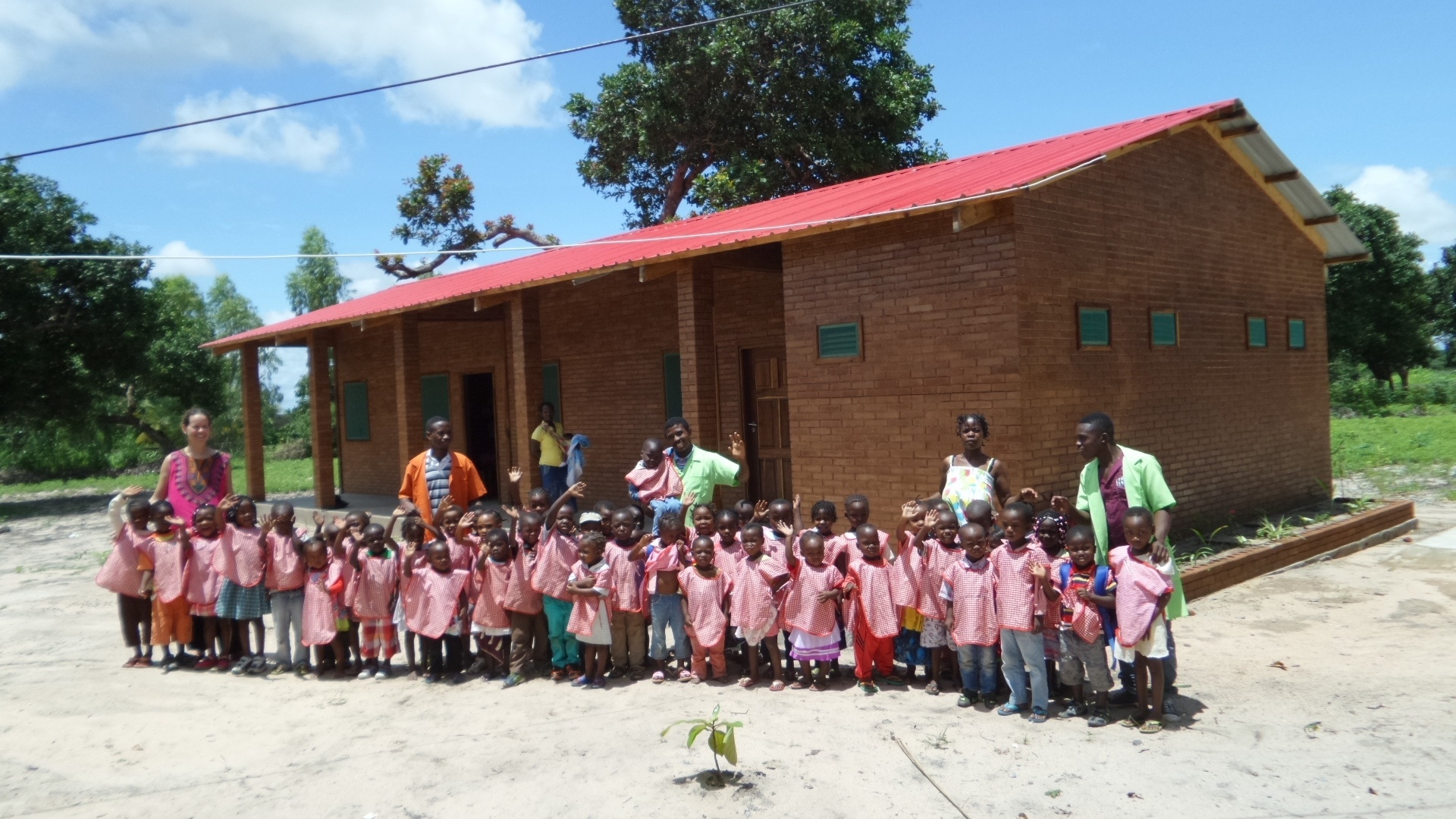 Em país instável na África, família brasileira mantém escola para ...