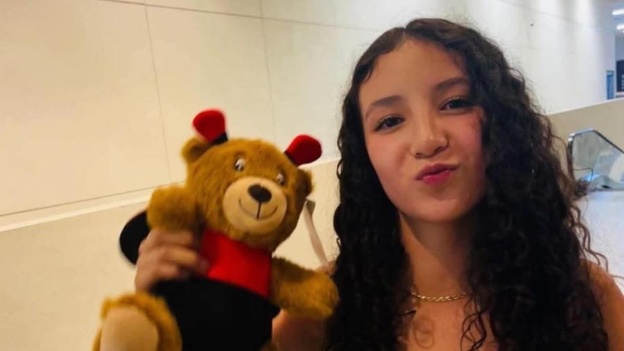 Menina de 14 anos morre após cirurgias plásticas; mãe era 'enfermeira'