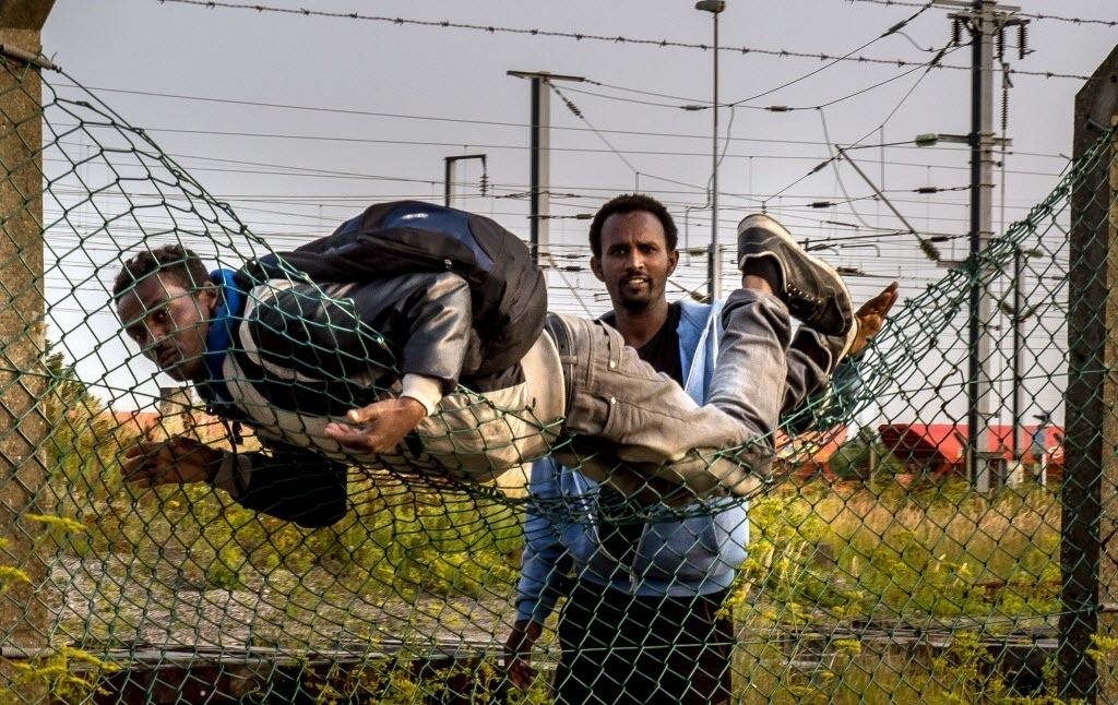 Fotos: Imigrantes arriscam suas vidas para chegar à Europa - 20/04/2015 ...