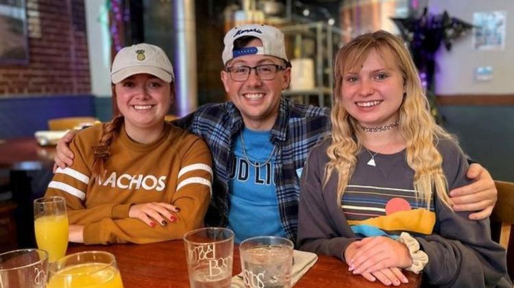 Esposa divide marido com madrinha de casamento e forma trisal - 11/08 ...