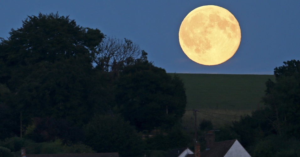 Fenômeno da "lua azul" ilumina o céu pelo mundo - Fotos - UOL Notícias