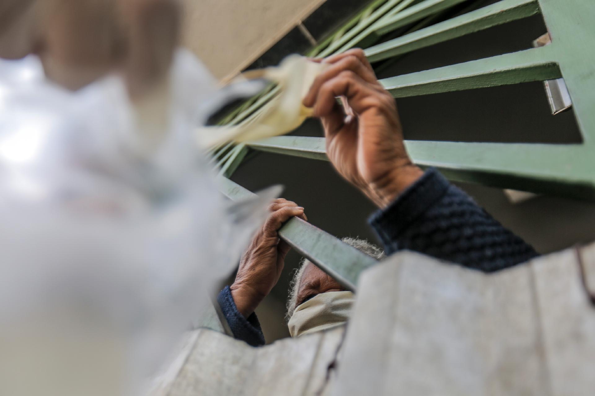 Fotos: Assistentes sociais e líderes comunitários lavam ruas de ...