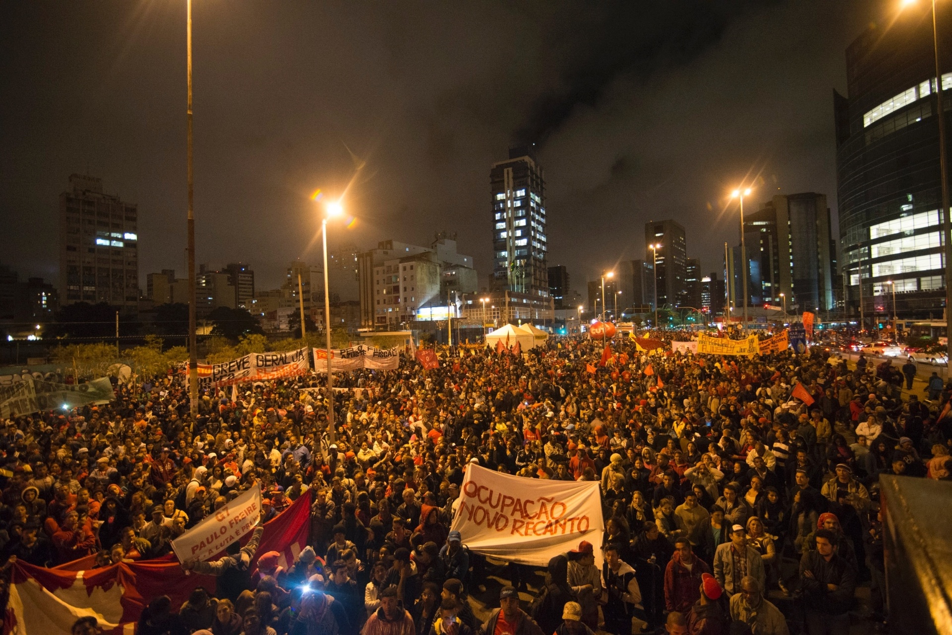 Fotos: MTST protesta contra governo e pede mais moradias em SP - 25/06 ...