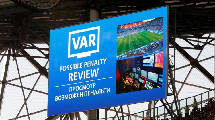 Como o VAR funciona no mundo e como será no Brasil