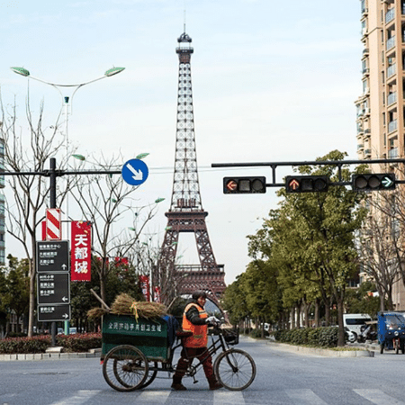 China: Cidade imita Paris e tem até cópia (menor) da Torre Eiffel