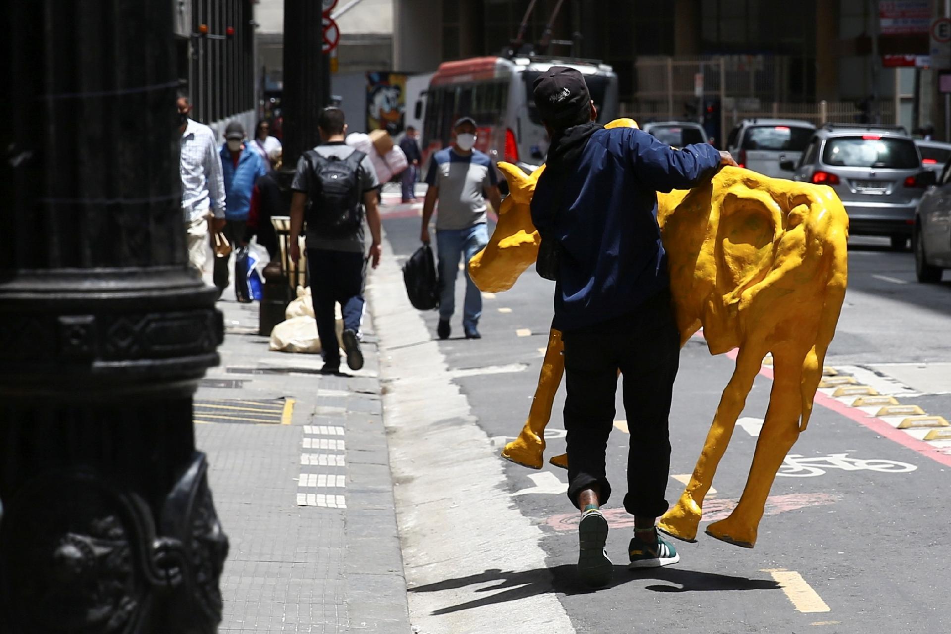 Escultura de vaca magra é instalada em frente à Bolsa de Valores de SP