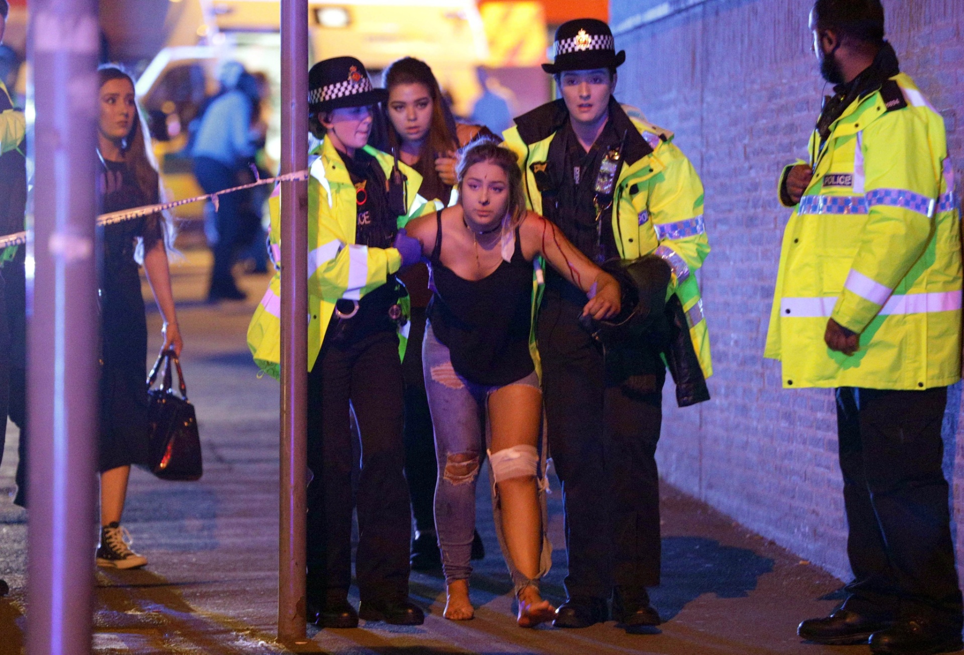 Sobe para 22 número de mortos em atentado na saída do show de Ariana ...