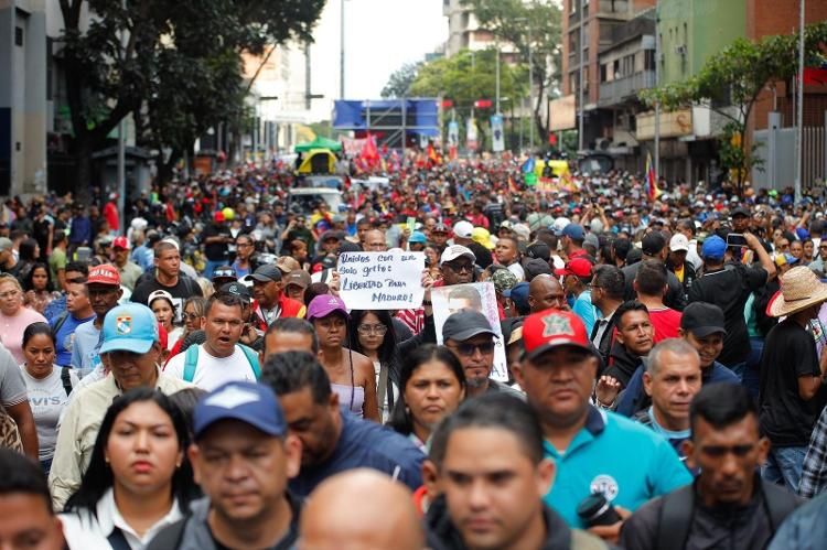 Chavistas protestam contra os EUA em Caracas após captura de Maduro