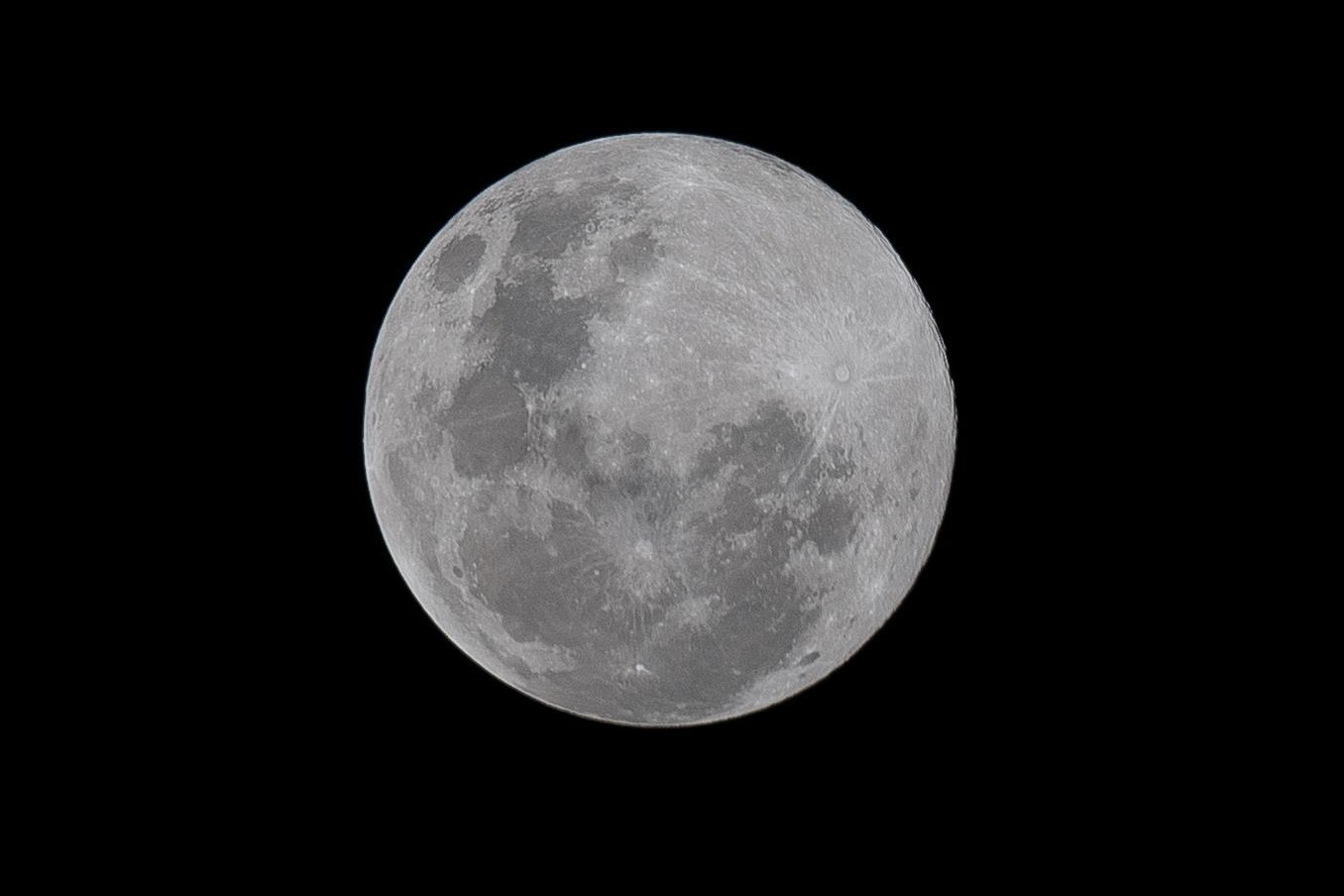 Veja imagens da Superlua Rosa no Brasil e no mundo