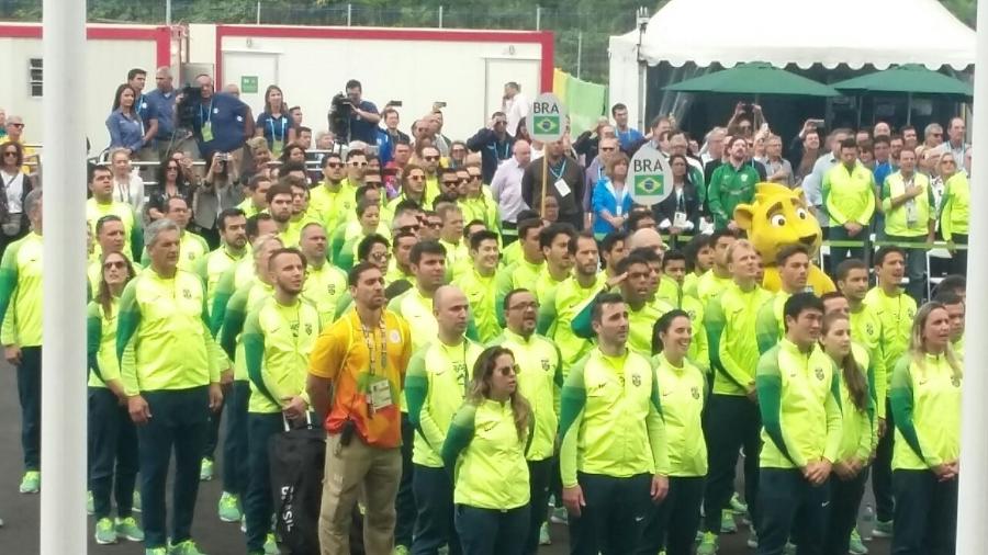 Boas-vindas ao Brasil na Vila tem político e até batida de continência ...