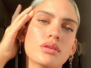 Modelo brasileira vai ao mercado com bumbum à mostra nos EUA