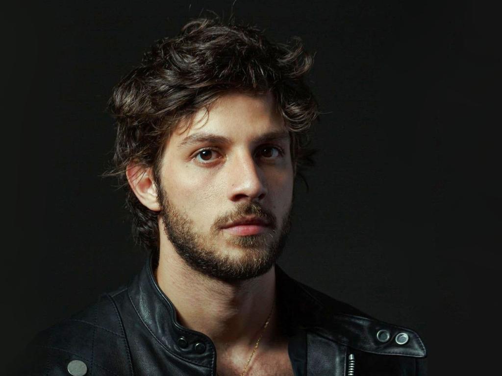 Brisou! Chay Suede conta curiosidades aleatórias em seu Instagram