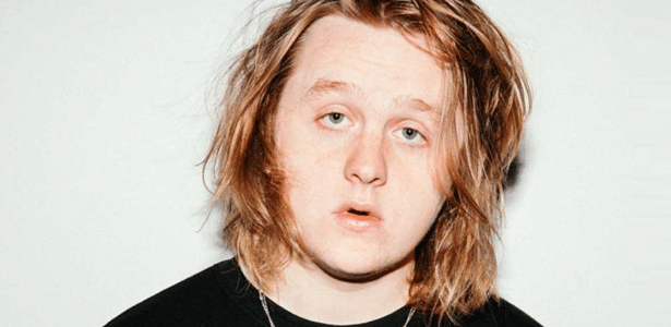 Lewis Capaldi pausa a carreira para tratamento de síndrome de Tourette