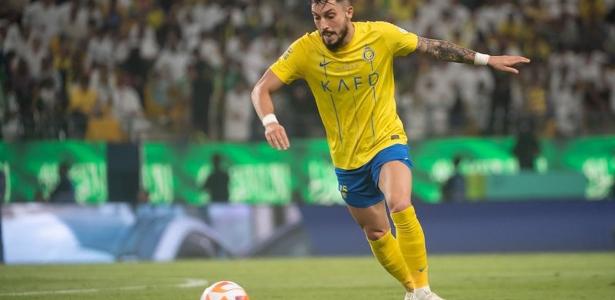 Alex Telles rescinde contrato com Al Nassr e fica livre no mercado