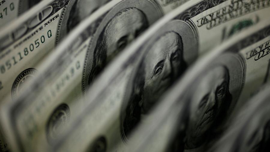 Dólar sobe a R$ 4,96, e Bolsa cai com petróleo acima de US$ 110 no exterior