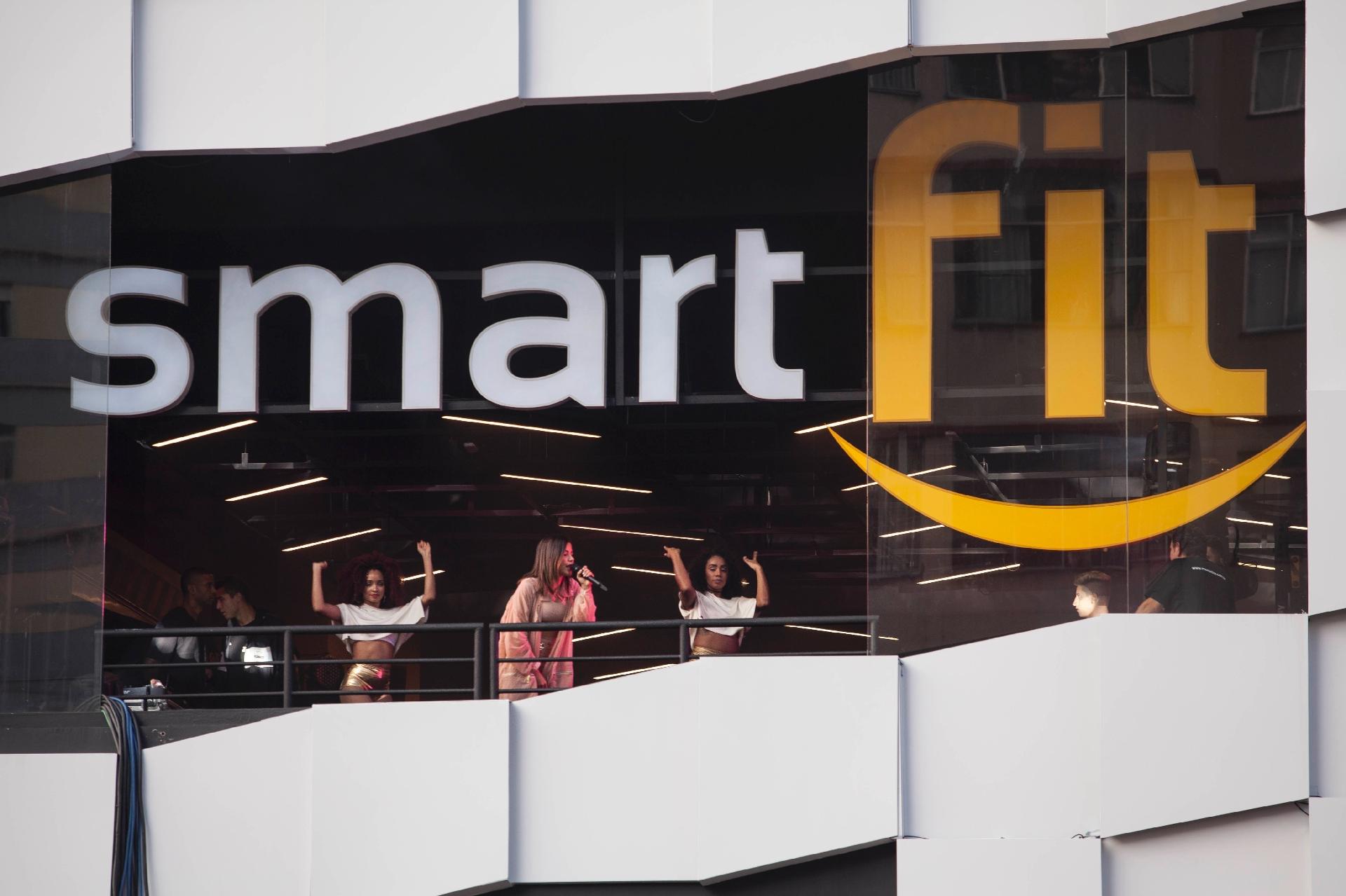 Anitta marca presença na inauguração da primeira Smart Fit 24 horas ...