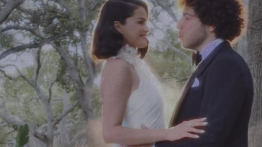 Selena Gomez casa com Benny Blanco nos EUA; veja fotos