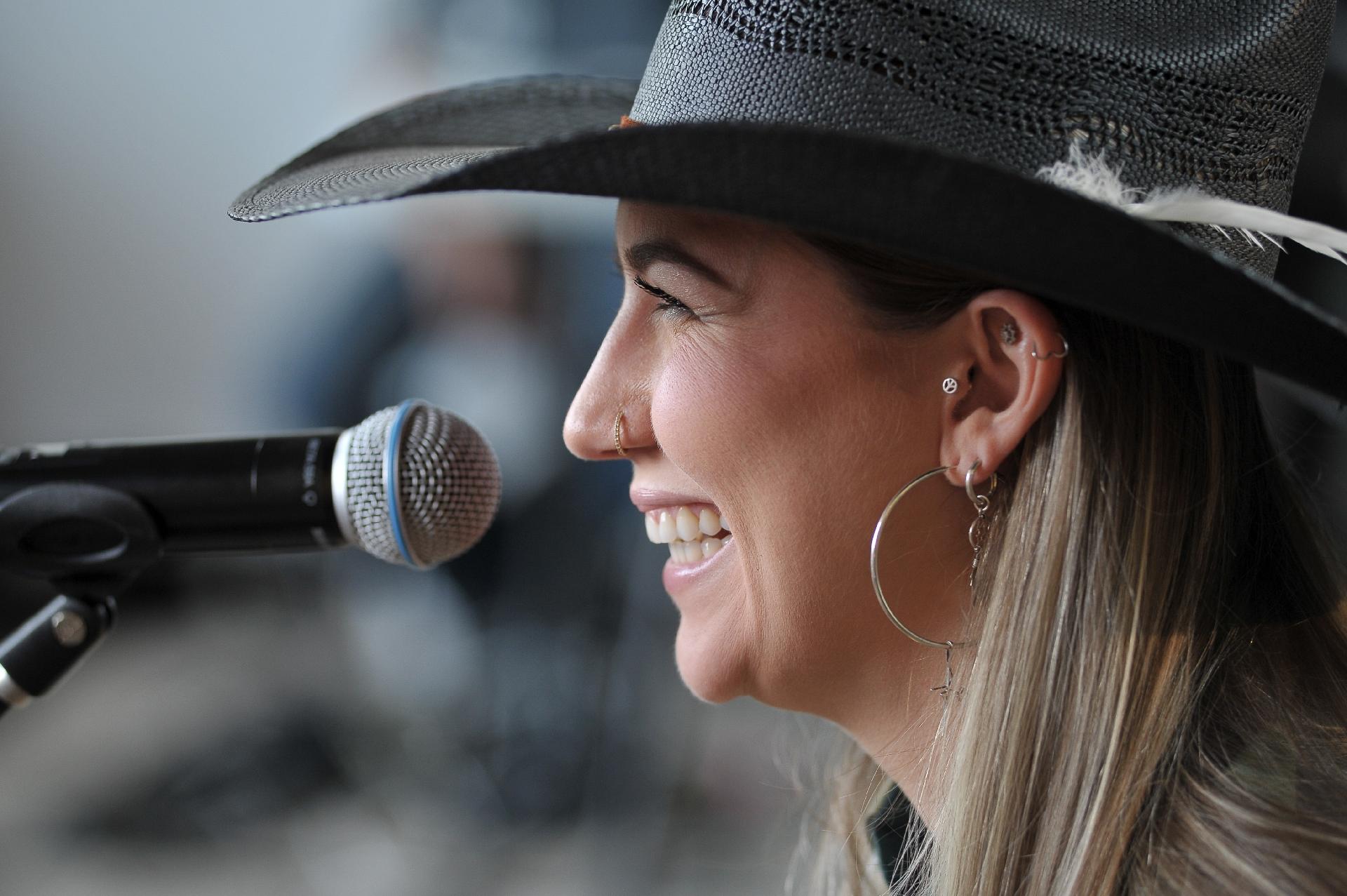 Bruna Viola conta que não sofreu preconceito por ser mulher na música