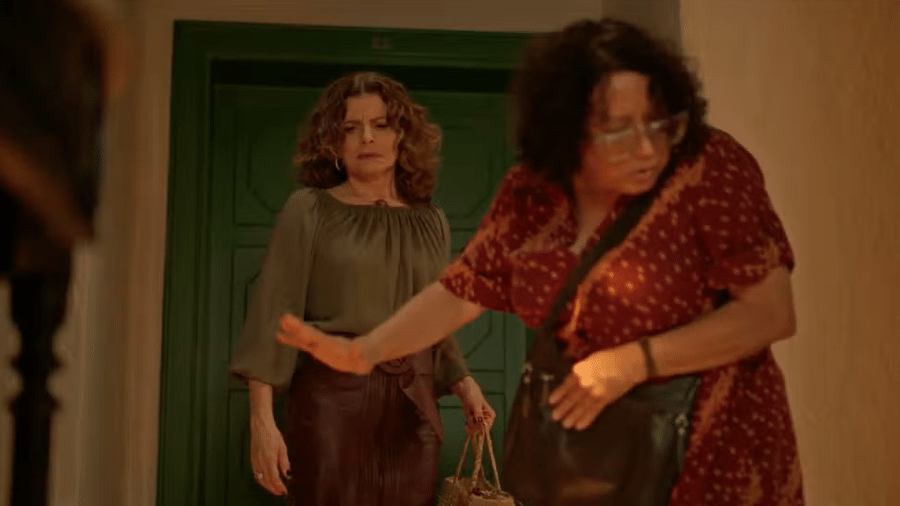 No Rancho Fundo: Após empurrar idosa no chão, Deodora rouba anel