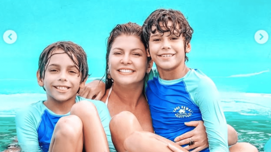 Bárbara Borges reúne família na praia para aniversário de 46 anos