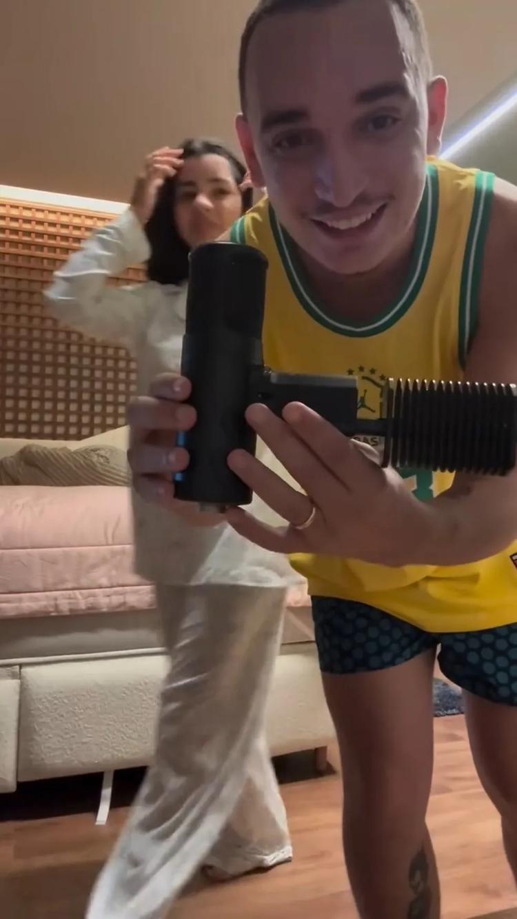 Ary Mirelle presenteia João Gomes com microfone de quase R$ 300 mil