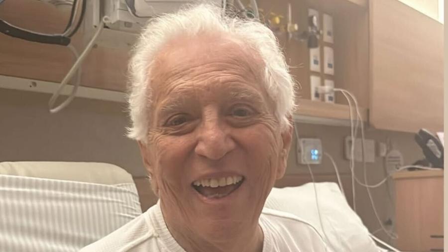 Carlos Alberto de Nóbrega segue no hospital e esposa atualiza quadro