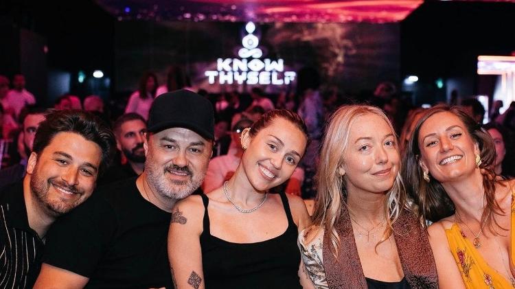 Miley Cyrus abandonou carreira e entrou para culto? Entenda a teoria