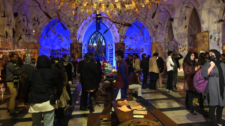 Harry Potter: Estudantes recriam Hogwarts em universidade do Paquistão