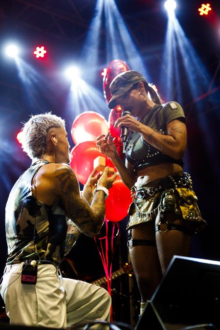 Biel surpreende Tays Reis com pedido de casamento durante show