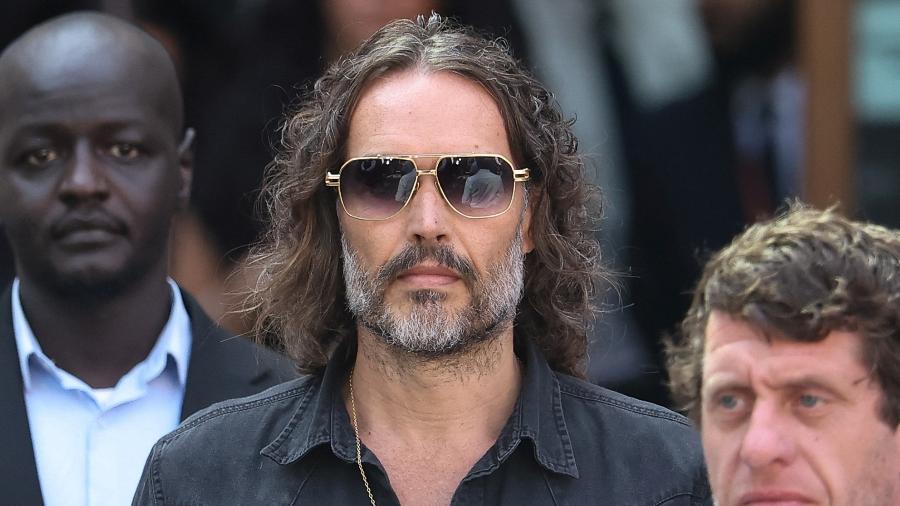 Russell Brand chega a tribunal para depor sobre acusações de estupro