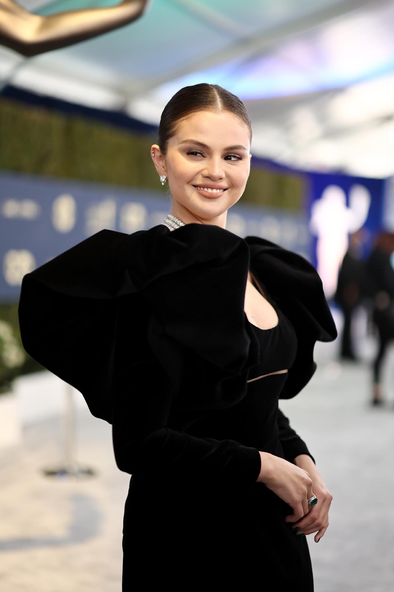 SAG Awards: Selena Gomez apresenta premiação descalça após tropeçar