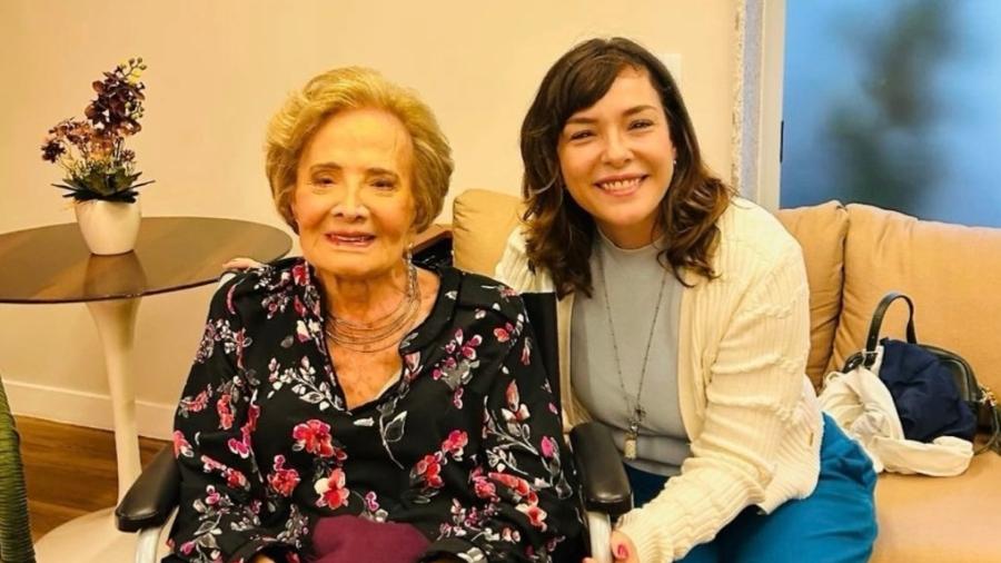Regiane Alves expõe homenagem a Glória Menezes em prédio onde são vizinhas