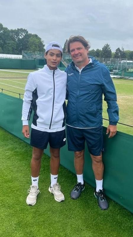 Tenista Luís Augusto disputa em Wimbledon acompanhado por Santos Dumont ...