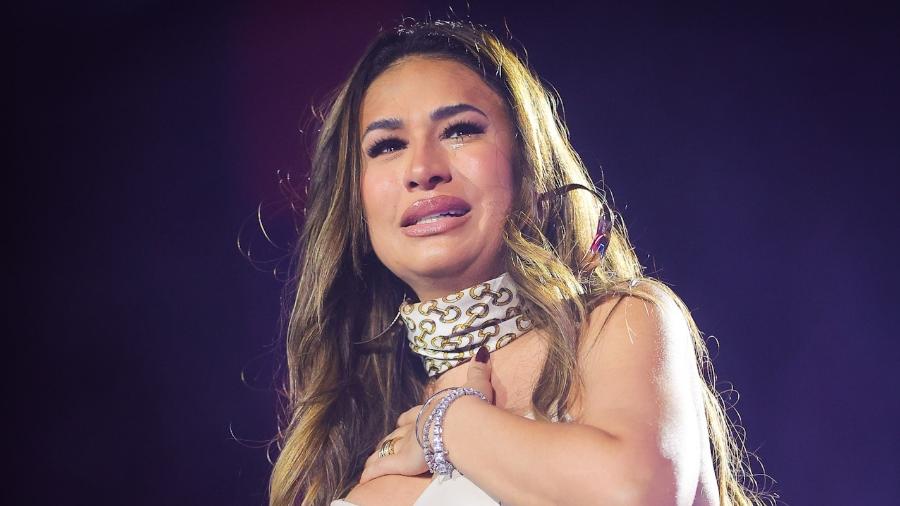 Simone Mendes chora em show após lamentar falta de voz