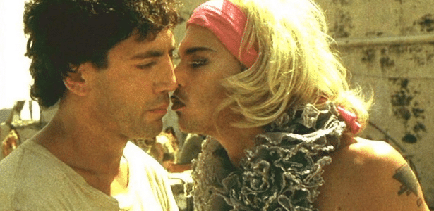 Melhor beijo de Johnny Depp no cinema? Foi com um ator espanhol em 2000