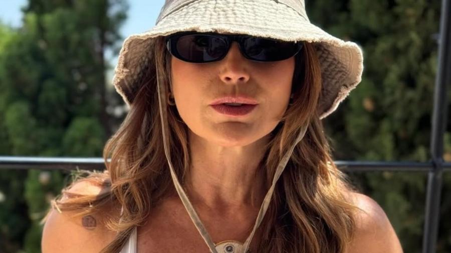 Flávia Alessandra posa de maiô branco e evoca versos de Caetano Veloso