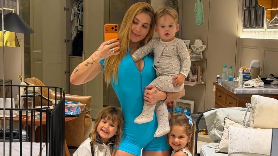 Virginia Fonseca posa com os três filhos e comemora volta para casa