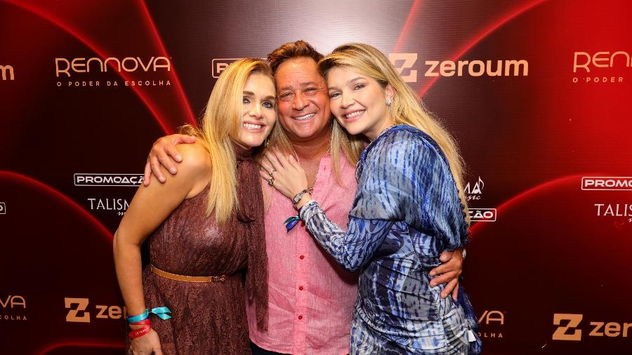Leonardo posa com filha e viúva do irmão Leandro em navio
